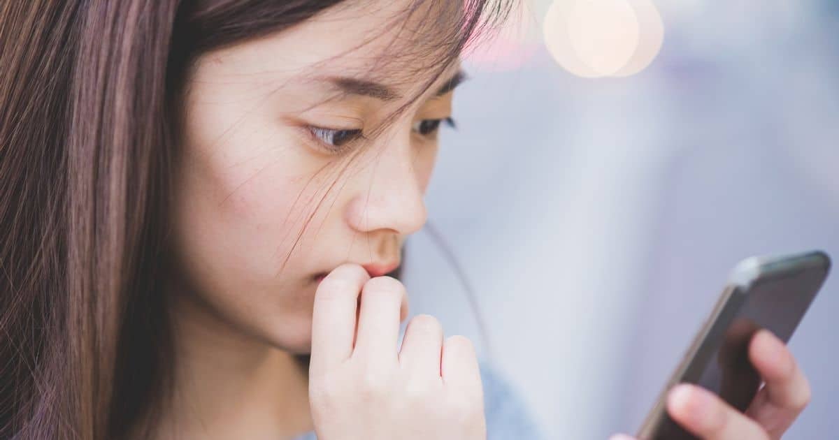 FoMO, JoMO et MoMO : Les Maux des Réseaux Sociaux